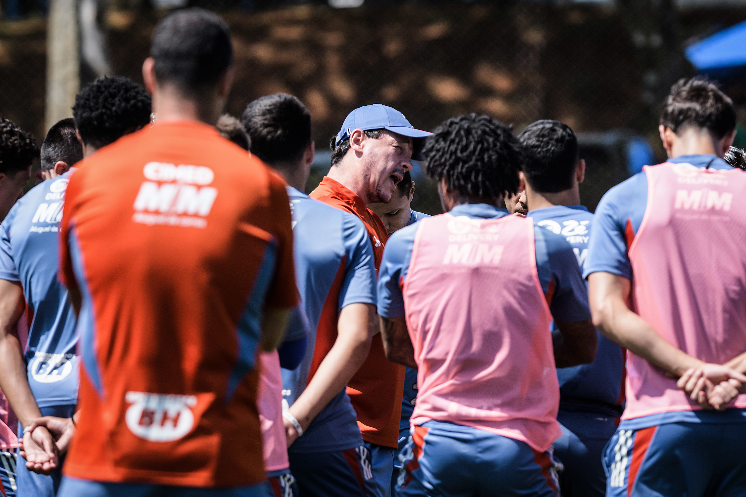 Intensidade com foco na troca de passes; Veja como foi o treino do ... Intensidade com foco na troca de passes; Veja como foi o treino do ...